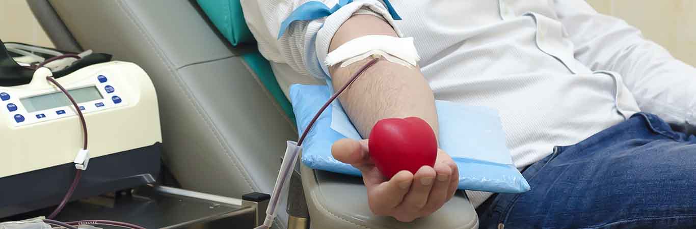 Roll up your sleeves: blood donation helps the heart - Happiest Health